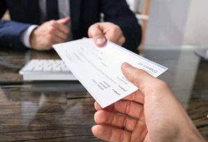 ¿Cuándo caduca un cheque? Sus plazos al detalle [ 2025 ]